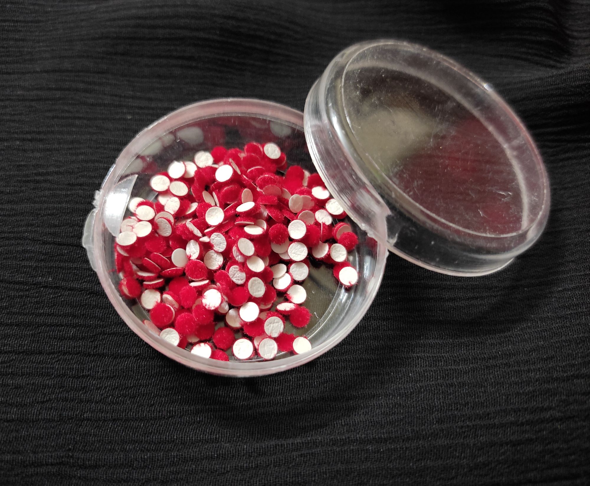 1 box tip or bindi for women.. small size bindi with box .. 100 pc ...